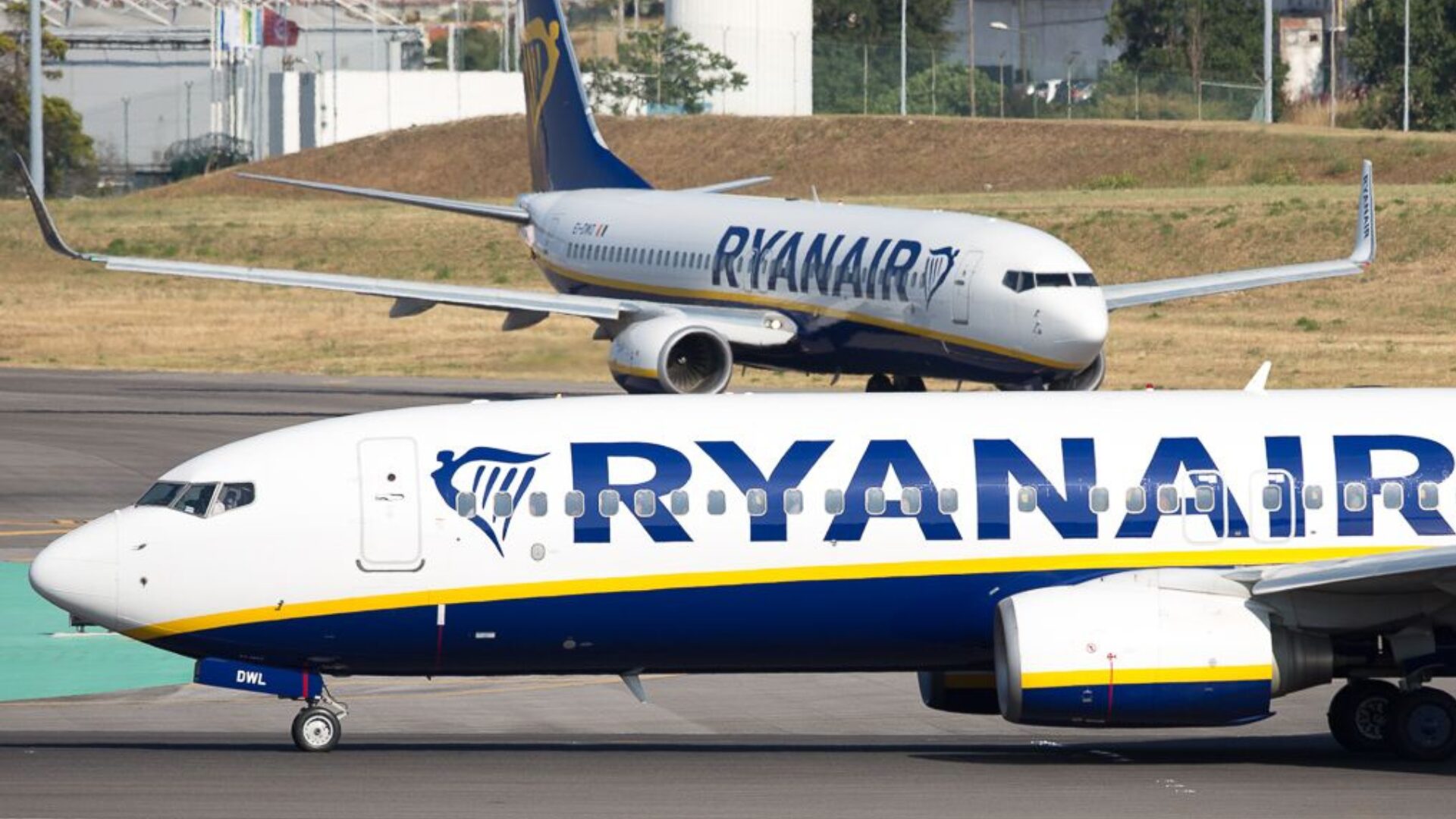 Unruly Passenger Removed Mid-Flight, Headbutts Windows While Handcuffed ...